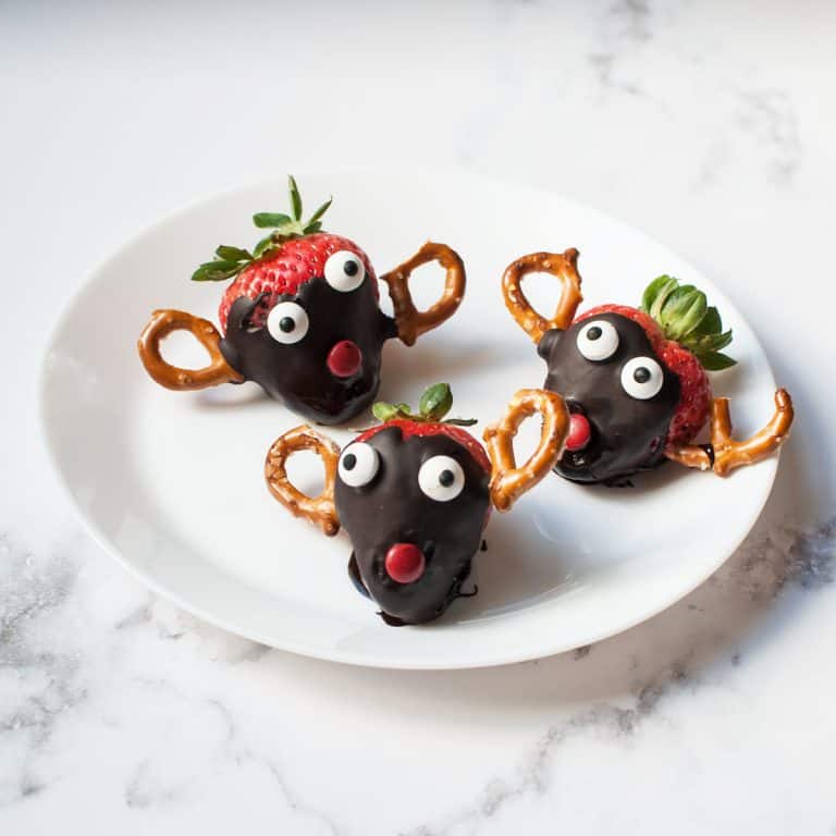 Reindeer Chocolate Covered Strawberries Recipe {easy & fun!}