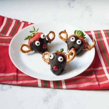 Reindeer Chocolate Covered Strawberries Recipe {easy & fun!}